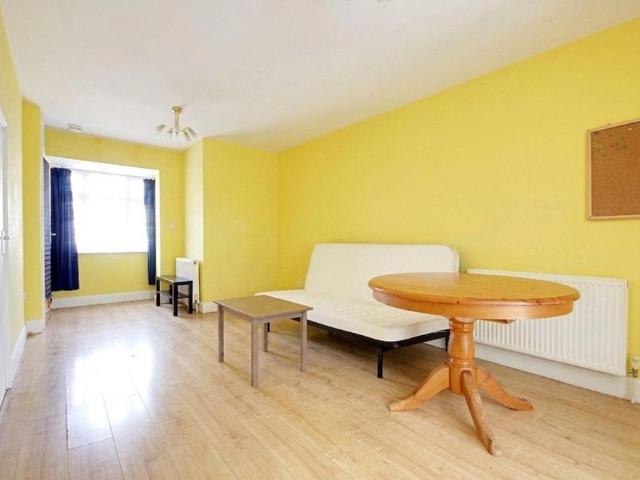 4 bedroom end of terrace house to rent