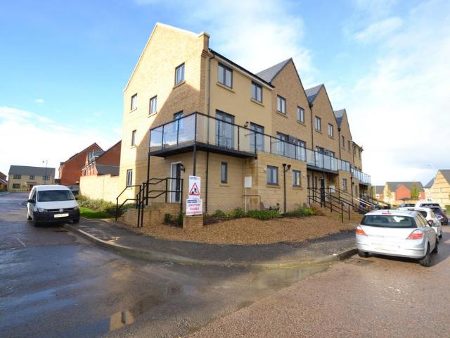4 bedroom end of terrace house to rent