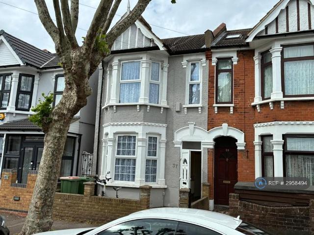 4 bedroom end of terrace house to rent