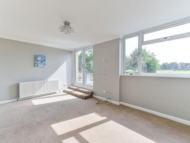4 bedroom end of terrace house to rent