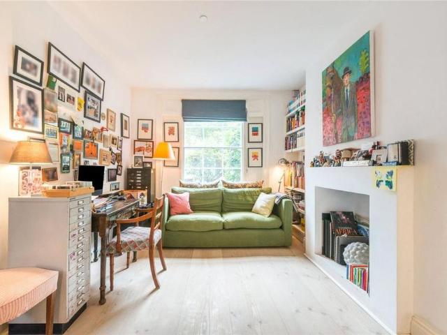 4 bedroom end of terrace house to rent