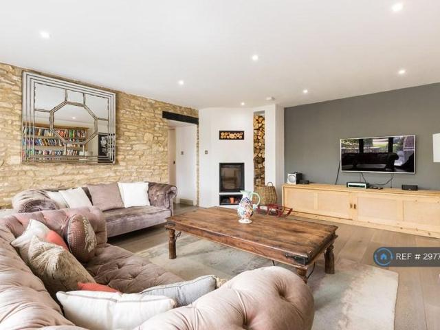 4 bedroom end of terrace house to rent