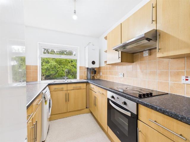 4 bedroom end of terrace house to rent