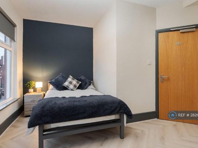 4 bedroom end of terrace house to rent
