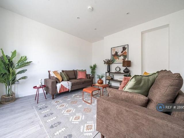 4 bedroom end of terrace house to rent