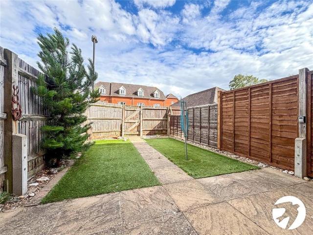 4 bedroom end of terrace house to rent