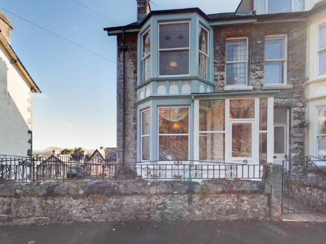 4 bedroom end of terrace house to rent