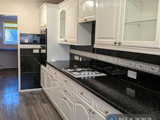 4 bedroom end of terrace house to rent