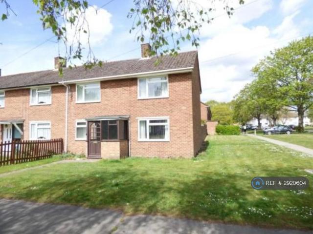 4 bedroom end of terrace house to rent