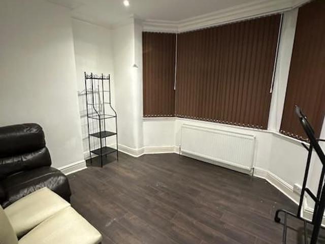 4 bedroom end of terrace house to rent