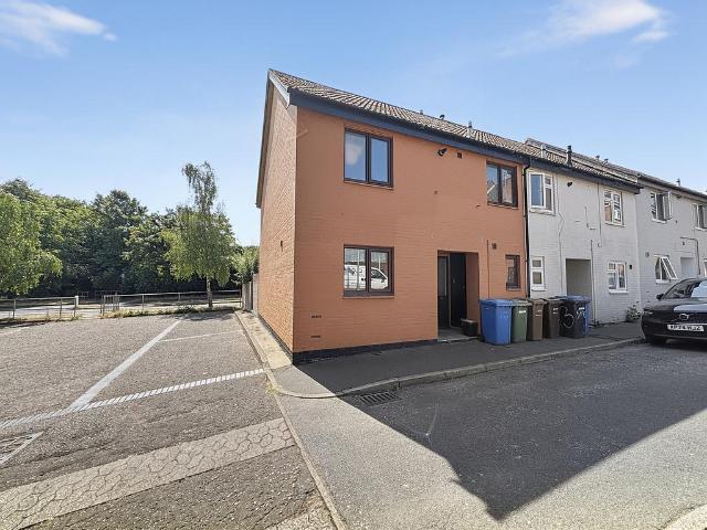 4 bedroom end of terrace house to rent
