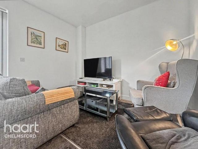 4 bedroom end of terrace house to rent