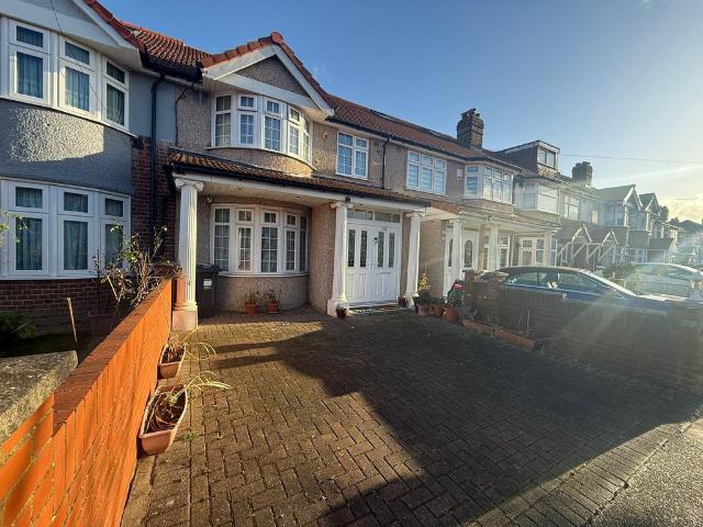 4 bedroom end of terrace house to rent