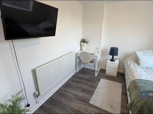 4 bedroom end of terrace house to rent