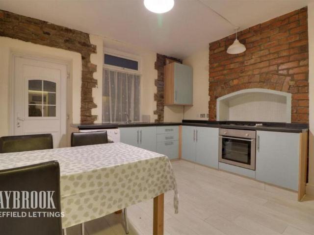 4 bedroom end of terrace house to rent