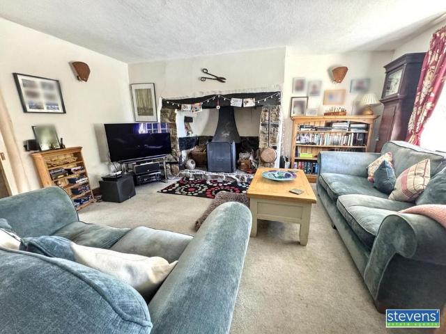 4 bedroom end of terrace house to rent