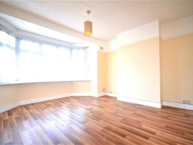 4 bedroom end of terrace house to rent