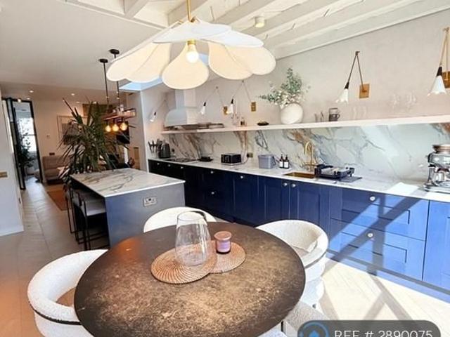 4 bedroom end of terrace house to rent