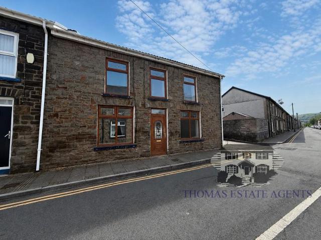4 bedroom end of terrace house to rent