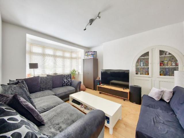 4 bedroom end of terrace house to rent
