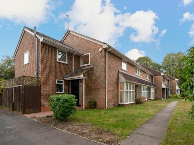 4 bedroom end of terrace house to rent