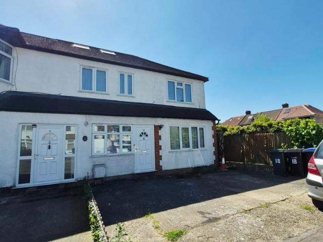 4 bedroom end of terrace house to rent