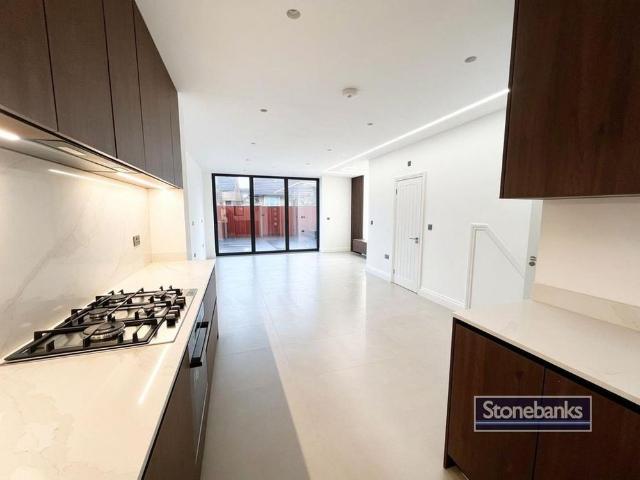 4 bedroom end of terrace house to rent