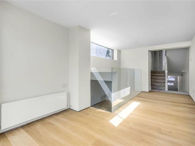 4 bedroom end of terrace house to rent