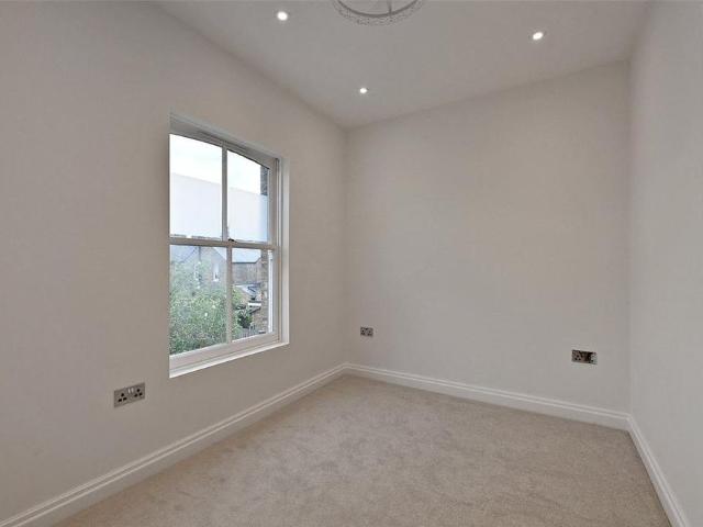 4 bedroom end of terrace house to rent