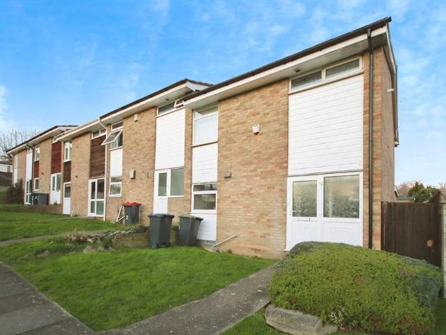 4 bedroom end of terrace house to rent