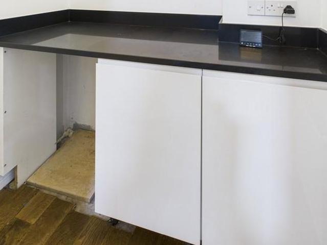 4 bedroom end of terrace house to rent
