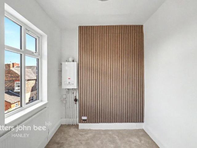 4 bedroom end of terrace house to rent