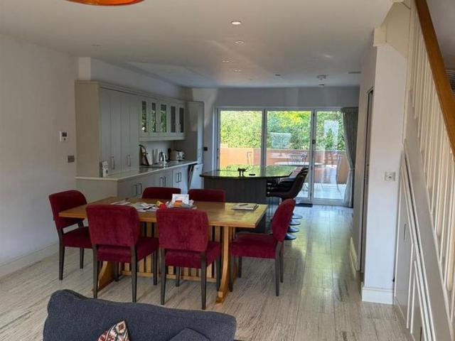 4 bedroom end of terrace house to rent