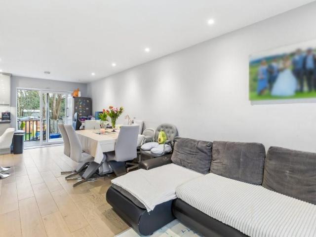 4 bedroom end of terrace house to rent