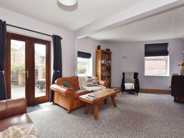 4 bedroom end of terrace house to rent