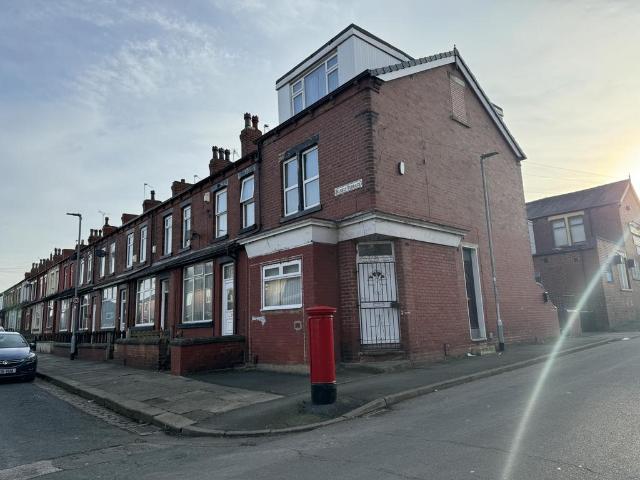 4 bedroom end of terrace house to rent