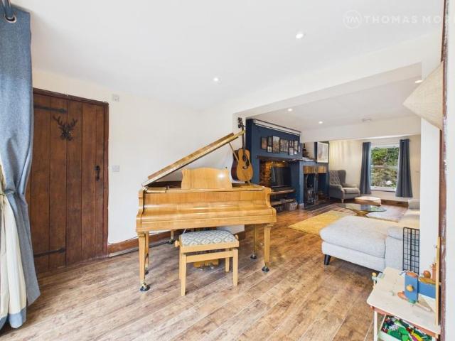 4 bedroom end of terrace house to rent