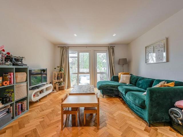 4 bedroom end of terrace house to rent