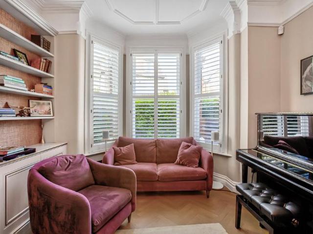 4 bedroom end of terrace house to rent