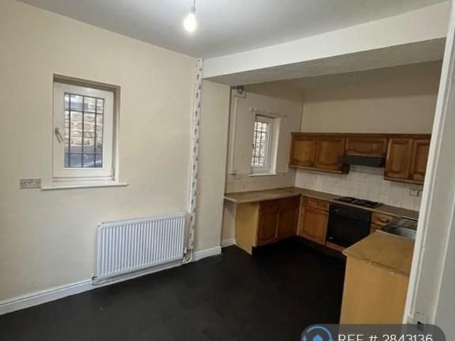 4 bedroom end of terrace house to rent