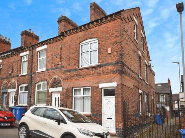 4 bedroom end of terrace house to rent