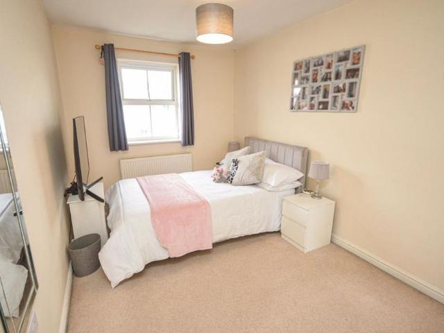 4 bedroom end of terrace house to rent