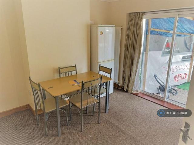 4 bedroom end of terrace house to rent