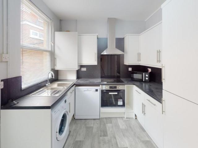 4 bedroom end of terrace house to rent