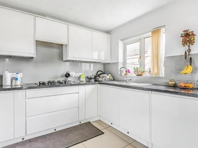 4 bedroom end of terrace house to rent