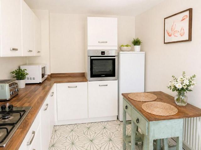 4 bedroom end of terrace house to rent