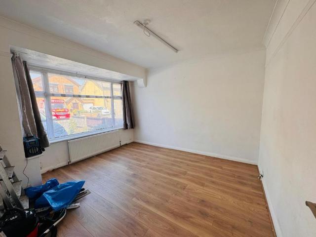 4 bedroom end of terrace house to rent
