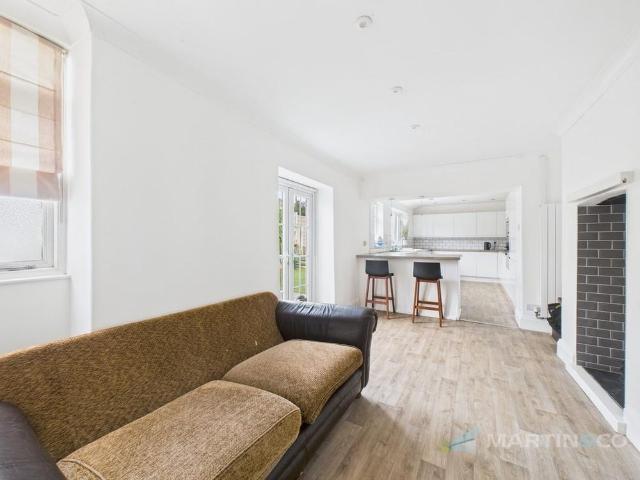 4 bedroom end of terrace house to rent