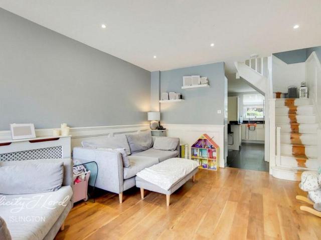 4 bedroom end of terrace house to rent