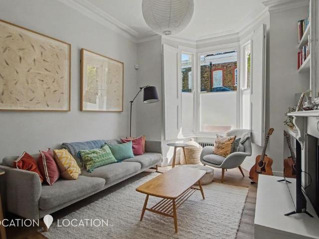 4 bedroom end of terrace house to rent